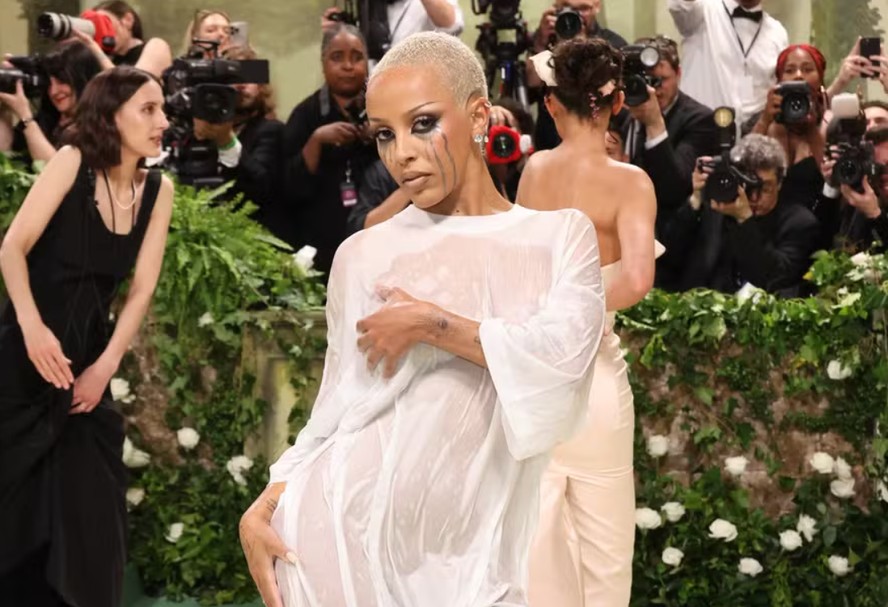 Doja Cat surpreende no Met Gala 2024 ao revelar segredo por trás do ...